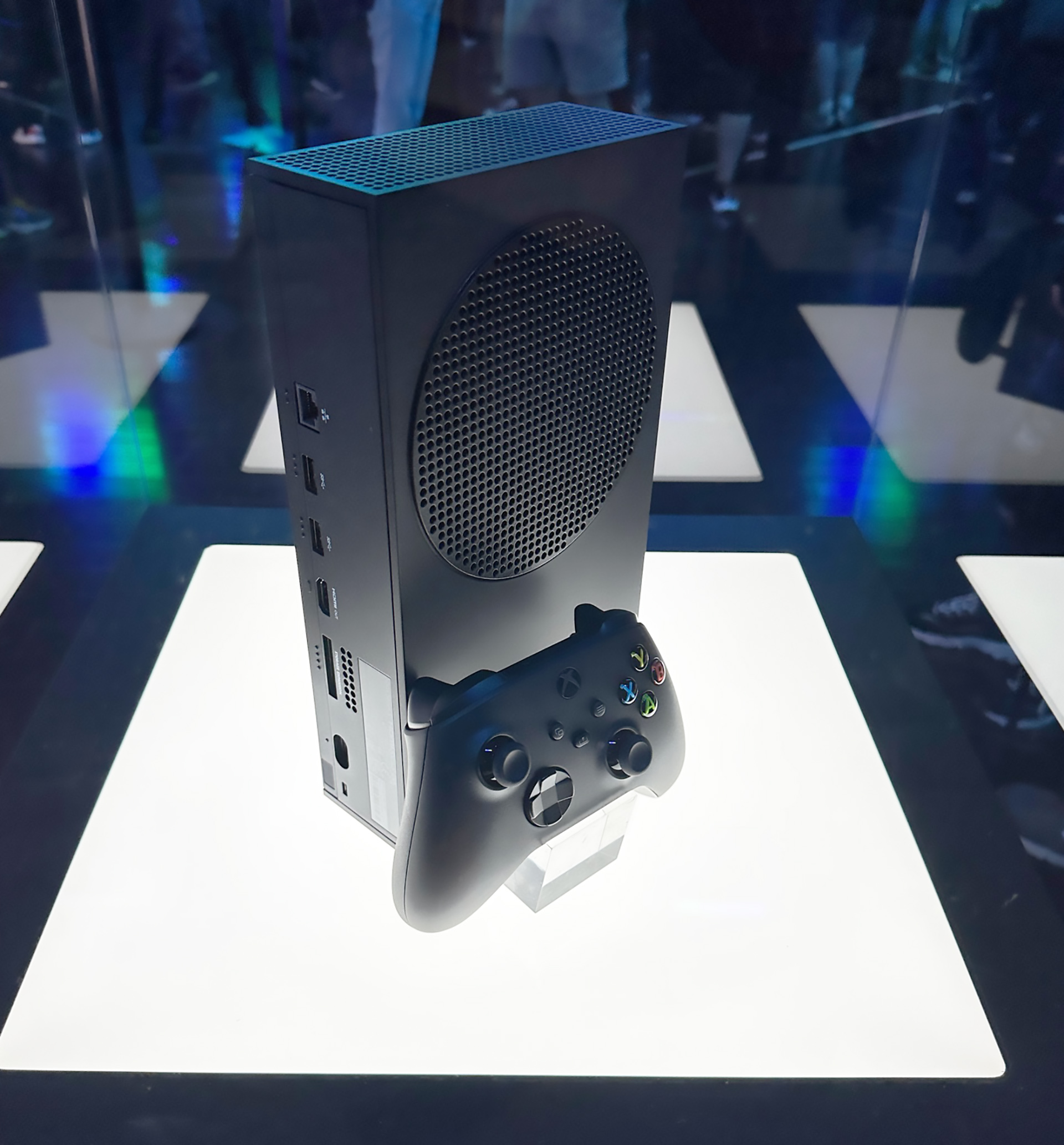 Up close with Microsoft’s 1TB Carbon Black Xbox Series S and Starfield ...