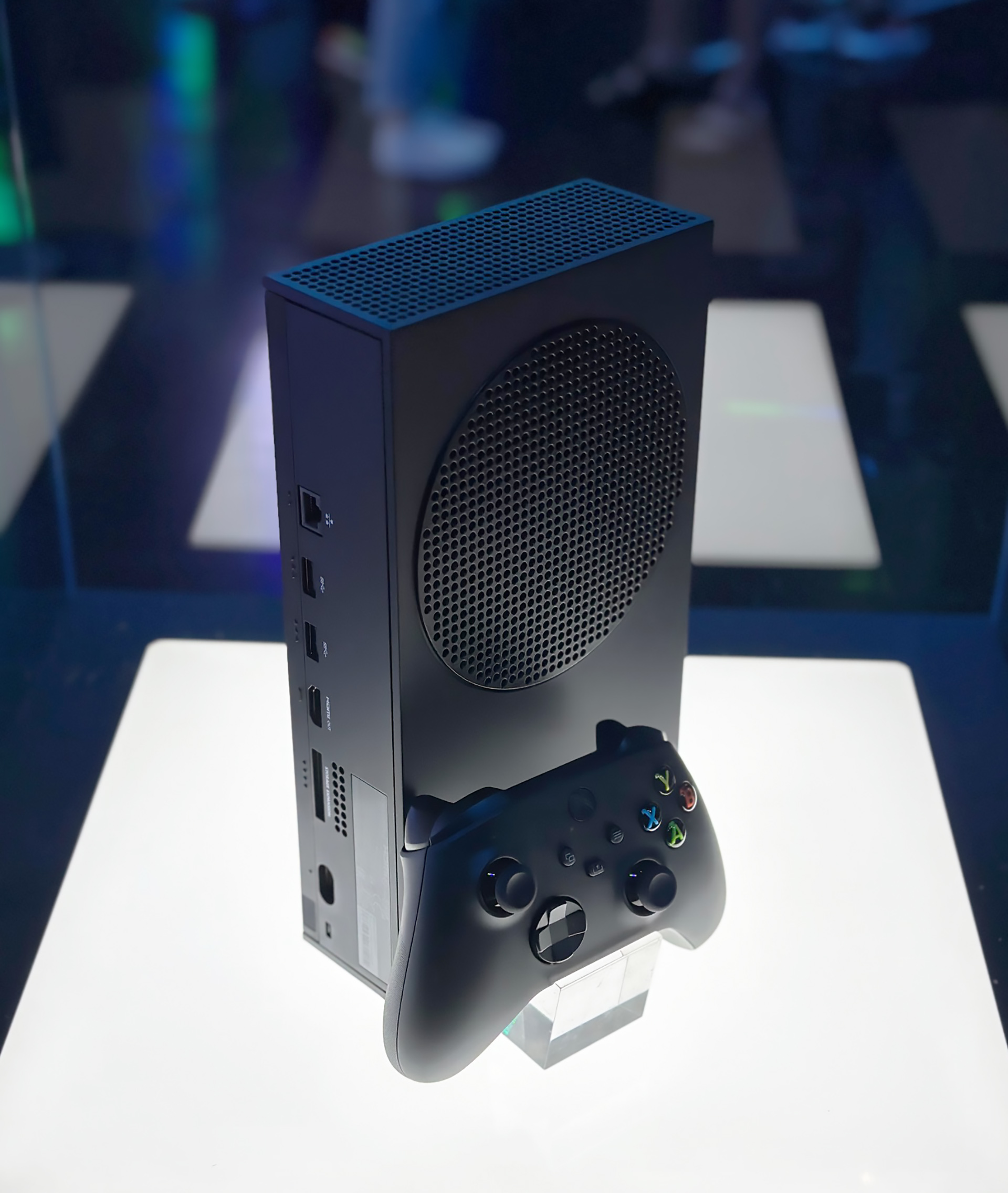 Up close with Microsoft’s 1TB Carbon Black Xbox Series S and Starfield ...